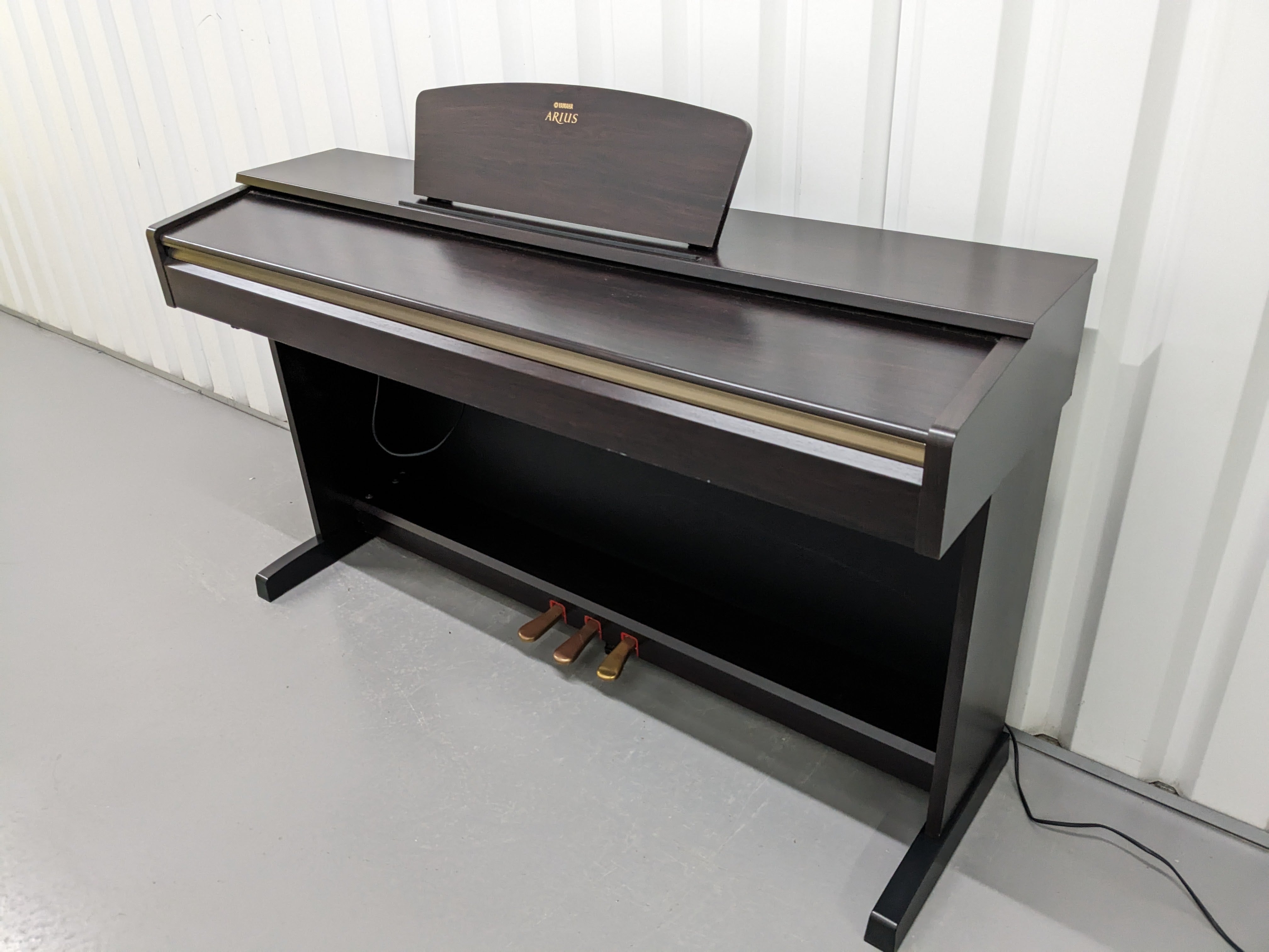Yamaha Arius YDP-161 Digital Piano in rosewood clavinova keyboard stoc ...