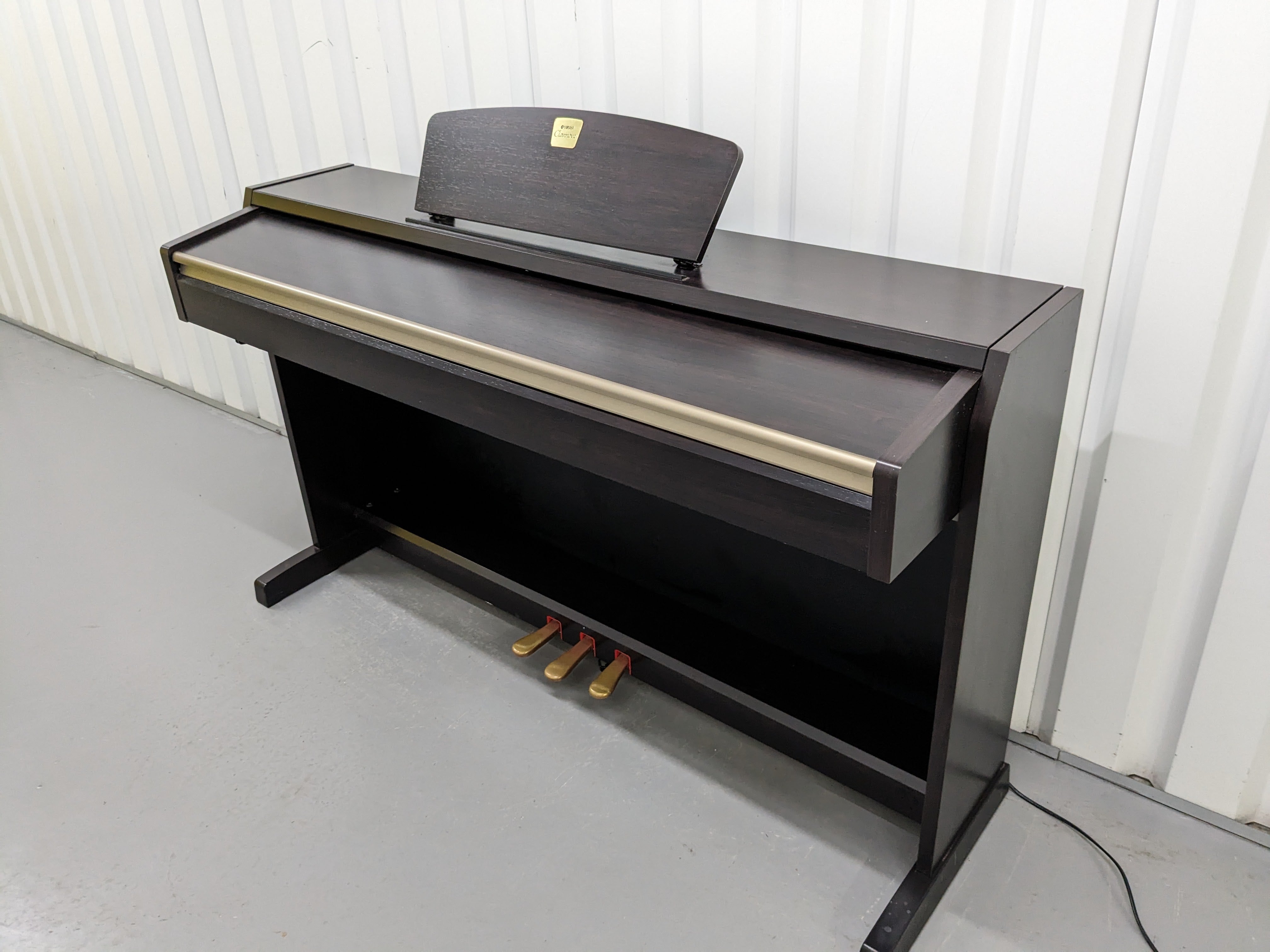 Yamaha Clavinova CLP-220 Digital Piano in dark rosewood finish stock n ...