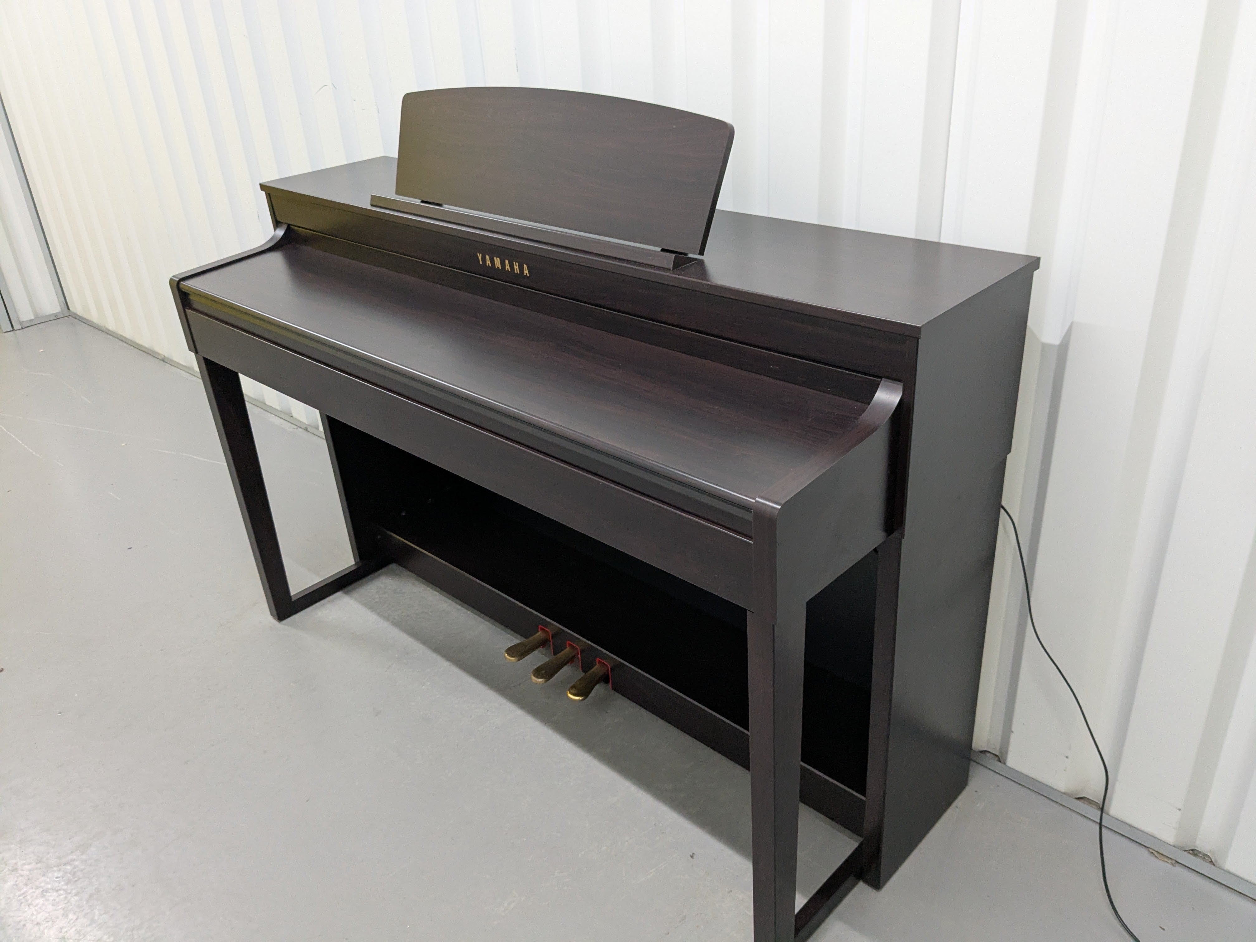 Yamaha Clavinova CLP-470 in dark rosewood with wooden keys action + st ...