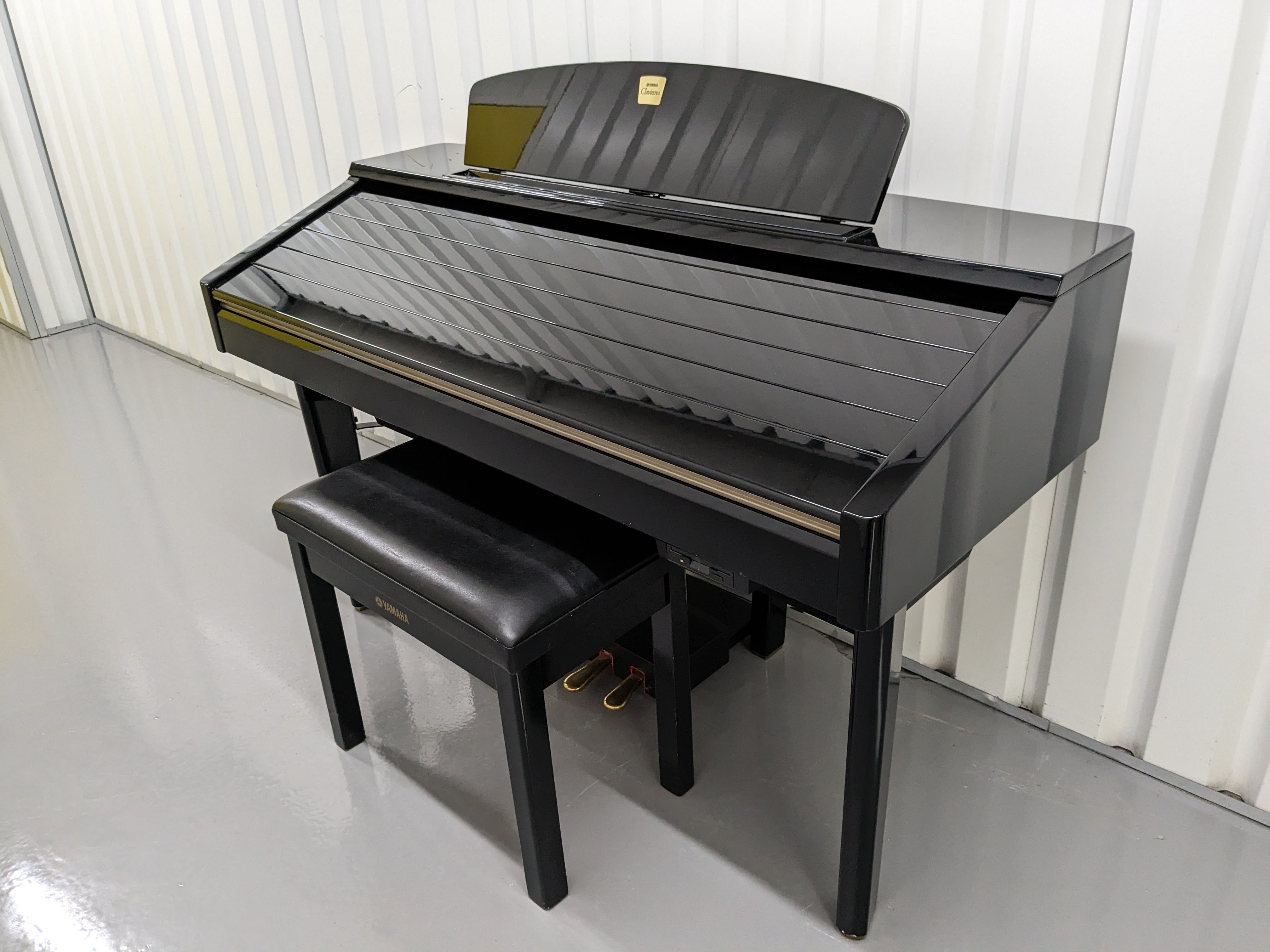 YAMAHA CLAVINOVA CVP-210PE DIGITAL PIANO + STOOL IN GLOSSY BLACK stock ...