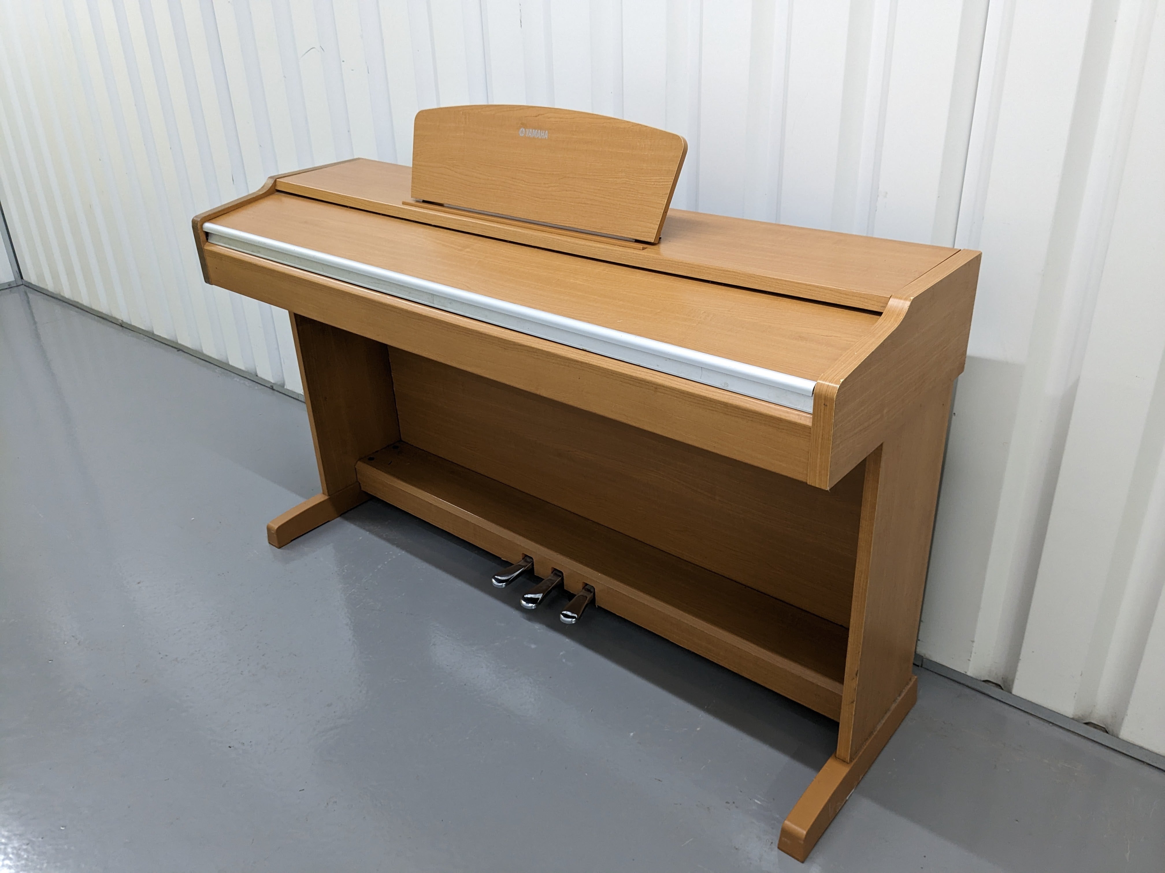 Yamaha Arius YDP-131 Digital Piano in cherry / light oak finish stock ...